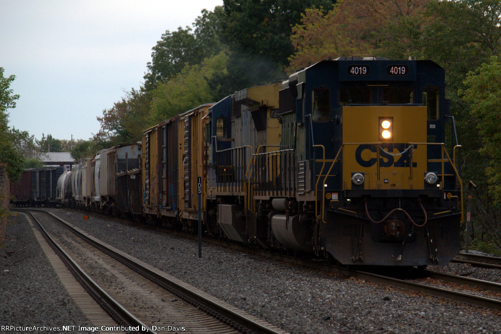 CSX SD40-3 4019 leads SP18
